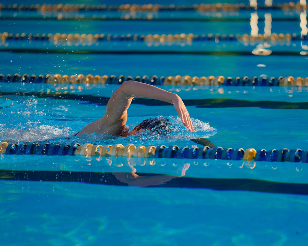 A day in the life of a professional swimmer: training, challenges and ...